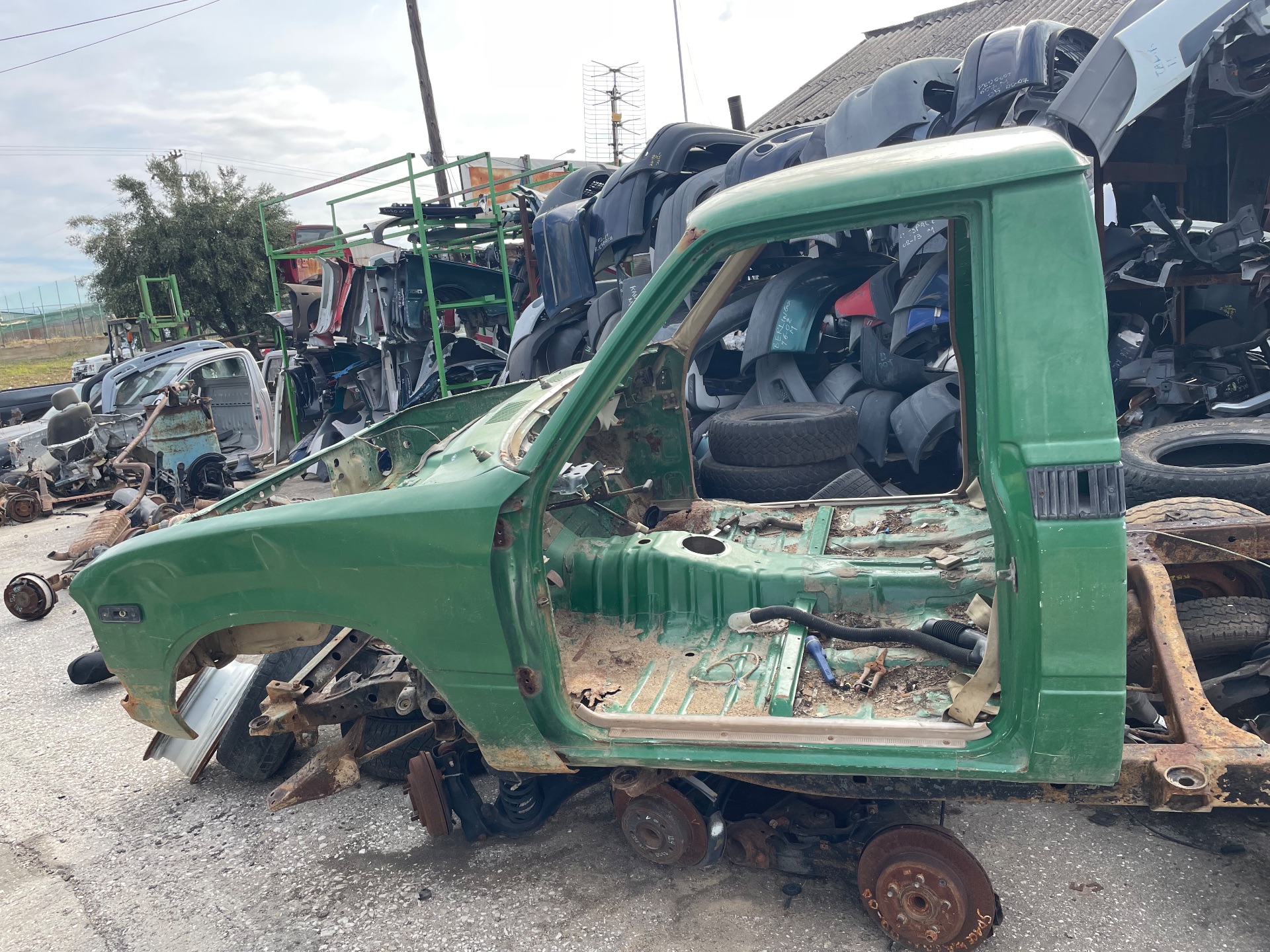 281124-TOYOTA HILUX RN40 77-83 2x4 ΚΑΜΠΙΝΑ ΓΥΜΝΗ - Αμάξωμα εσωτερικό ...