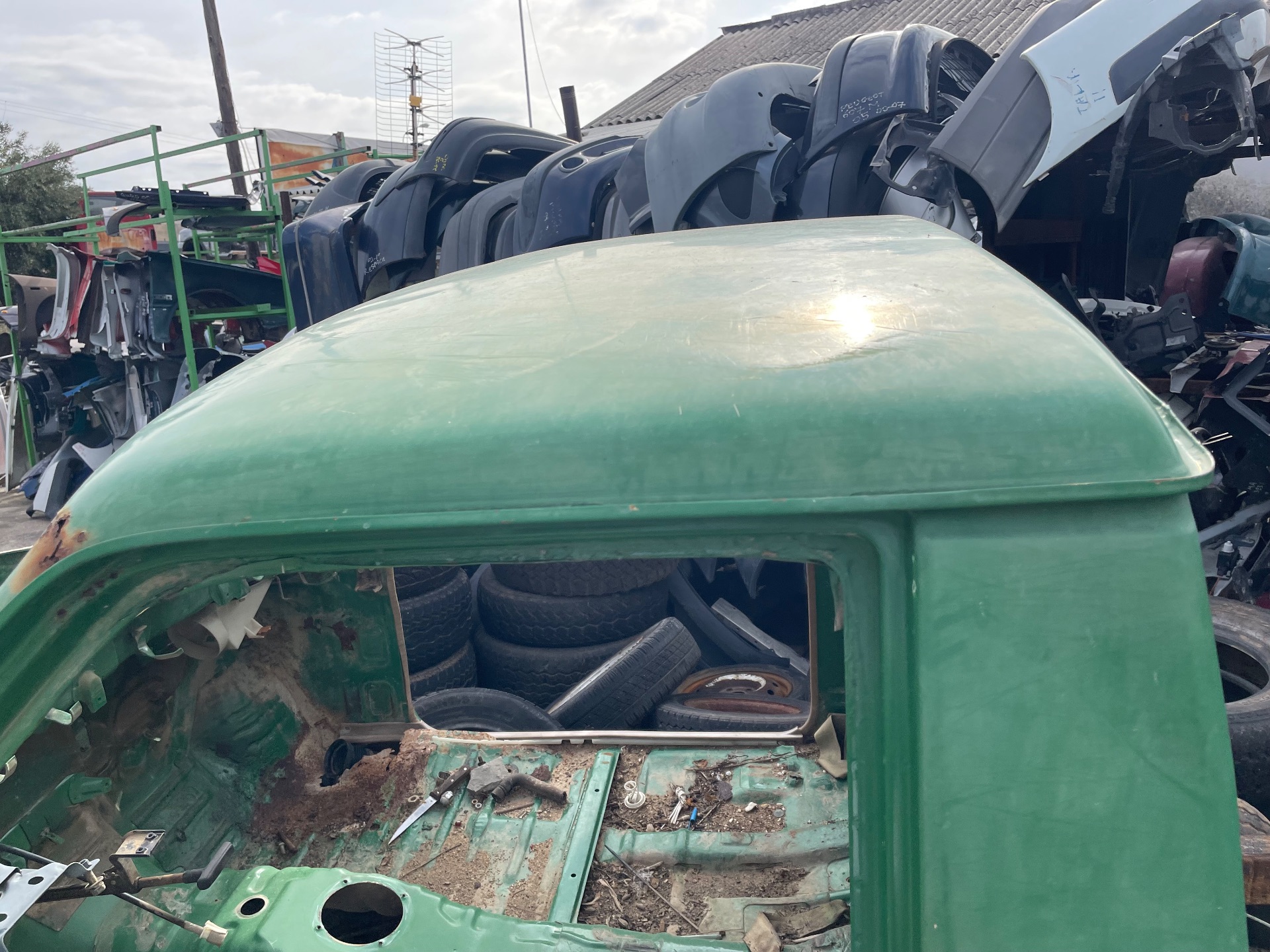 281124-TOYOTA HILUX RN40 77-83 2x4 ΚΑΜΠΙΝΑ ΓΥΜΝΗ - Αμάξωμα εσωτερικό ...