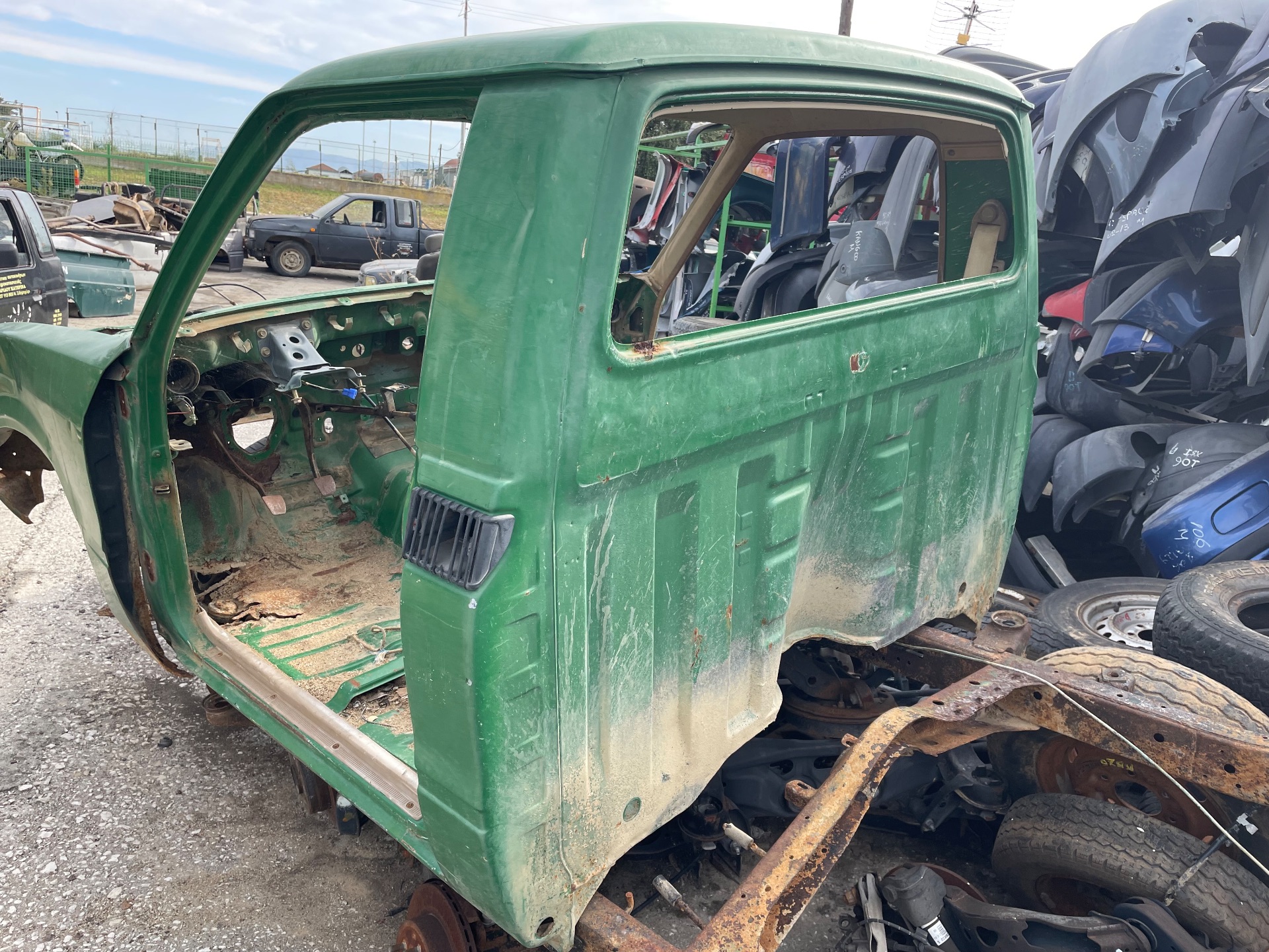 281124-TOYOTA HILUX RN40 77-83 2x4 ΚΑΜΠΙΝΑ ΓΥΜΝΗ - Αμάξωμα εσωτερικό ...
